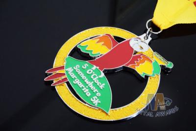 Cina Gli sport maratona che eseguono l'uccello delle medaglie del premio progettano con tagliato/delicatamente smalto in vendita