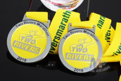 中国 2個の引込められた金属の川のマラソンの注文のスポーツのメダルによって上げられる金属そして満ちる色 販売のため
