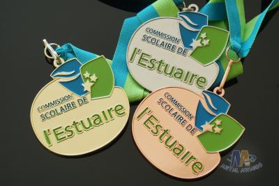 Cina Il premio in lega di zinco conia la parte posteriore regolare riempita colore di Personized dei medaglioni in vendita