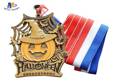 Cina Medaglia di Halloween in ottone/argento antichi con il nastro tessuto normale in vendita