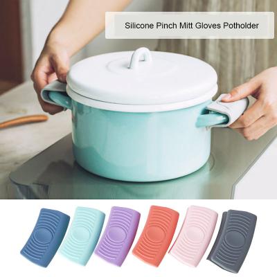 China Mini Hand Clip Rubber Mini Oven Gloves Silicone Heat Resistant Cooking Pinch Mitts Potholder for Kitchen for sale