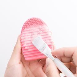China Best Selling Cosmetic cleaning tool egg shape makeup brush silicone makeup brush cleaner pad for sale