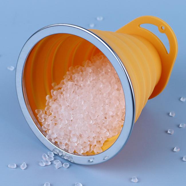 Folding silicone cup with lid and hand strap