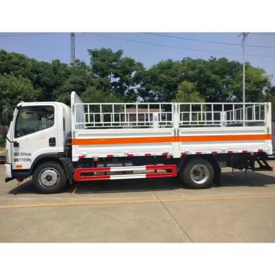 Cina ISUZU 4X2 8 tonnellate di carico recinzione camion merci sedile a fila singola per merci pericolose in vendita
