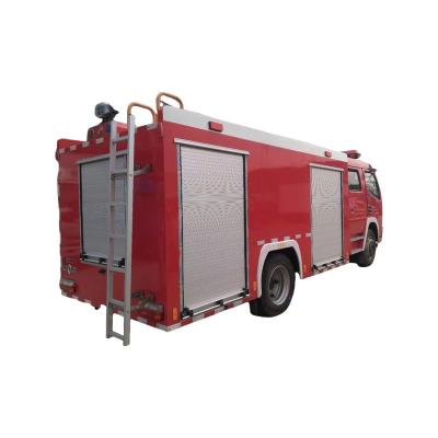 Cina Dongfeng 4 tonnellate (3t di acqua 1t di schiuma) Scarica 30L/S Distanza di spruzzatura massima 55m Velocità 95km/h Camion pompieri a schiuma in vendita
