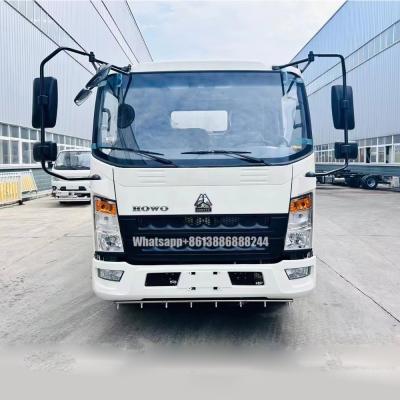 Cina HOWO 5000 litri camion spazzino stradale Euro VI camion montato spazzino stradale in vendita