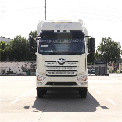 Cina FAW 44000-48000 litri Camion di mangimi a sfera Camion di cemento a sfera Camion di consegna mangimi per animali in vendita