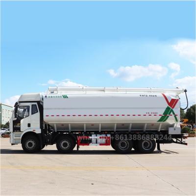Cina FAW 44000-48000 litri Camion di mangimi a sfera Camion di cemento a sfera Camion di consegna mangimi per animali in vendita