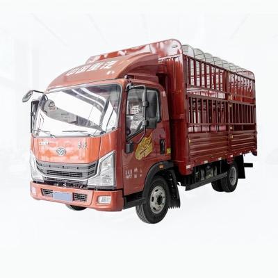 China Sinotruk Transporte de animales de fila única con cercas altas en venta