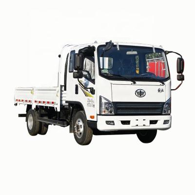China FAW Camião de transporte de mercadorias de fila única com vedação de chapa de estilo vagão Camião de carga à venda