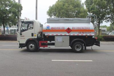 Cina 2024 Nuovo 4 4 * 2 LHD Fuel Bowser Tank Truck 4000 Litri 5000 Litri 6000 Litri Fuel Dispenser Truck With Fuel Dispenser Prezzo in vendita