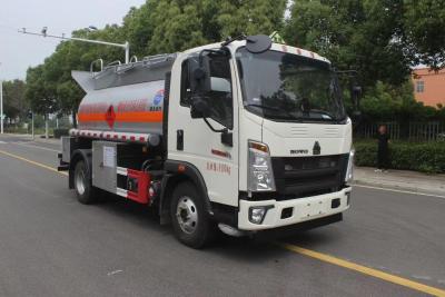 Cina 2024 Nuovo 4 4 * 2 LHD Fuel Bowser Tank Truck 4000 Litri 5000 Litri 6000 Litri Fuel Dispenser Truck With Fuel Dispenser Prezzo in vendita