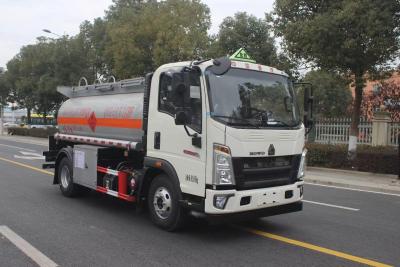 Cina 2024 Nuovo 4 4 * 2 LHD Fuel Bowser Tank Truck 4000 Litri 5000 Litri 6000 Litri Fuel Dispenser Truck With Fuel Dispenser Prezzo in vendita