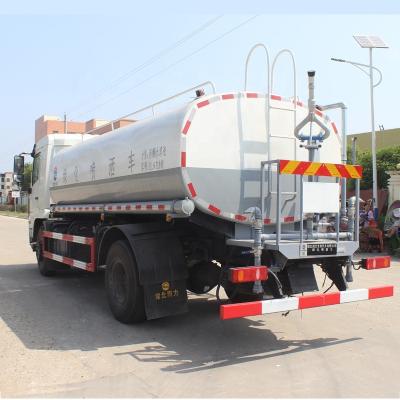 Cina Autobotte per irrorazione verde da 11000-12000 litri, molto venduta, con tubo in legno in vendita