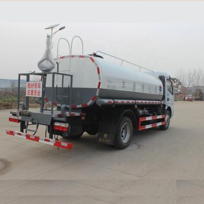 Cina Autocisterna bianca da 7000-9000 litri per acqua, camion irroratore, autocisterna per acqua in vendita