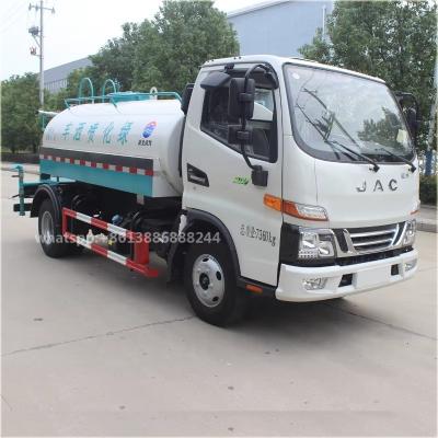 Cina Autocarro irroratore JAC 4*2 bianco 5000-7000 litri, verde, con ruota idraulica, cisterna per acqua in vendita