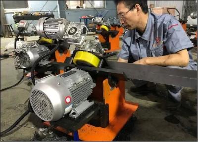 China De vlotte Scherpe Draagbare Machine van Plaatbeveling met 4 Roestvrije Bladen Te koop