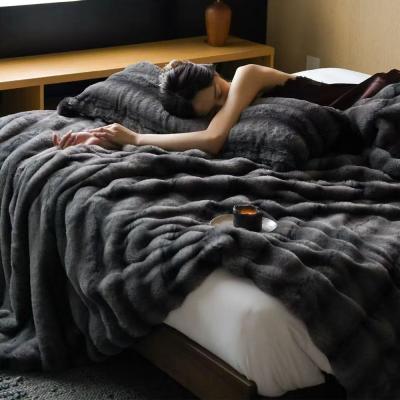 China Luxurious Rabbit Fur Texture Faux Fur Blanket High Warmth Breathability for sale