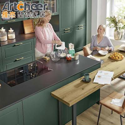 Cina Gabinetti di cucina verdi e rossi Isole con posti a sedere Moderni mobili da cucina in legno in vendita