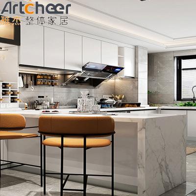 China Cabinet de cocina de color blanco en forma de U Material de WPC Tamaño personalizado para el hogar moderno en venta