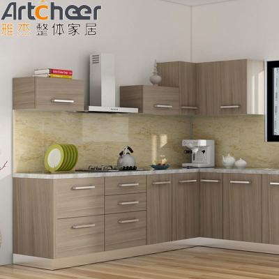 China Armarios de cocina modernos en forma de L con acabado de laca blanca brillante con puertas de madera maciza en venta