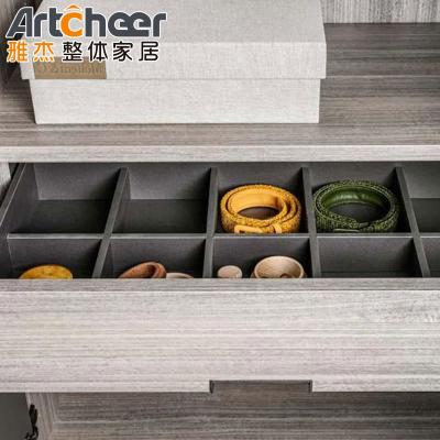 Cina Arredamento per camera da letto stile design moderno telaio in alluminio vetro copertura scaffale per armadio in vendita