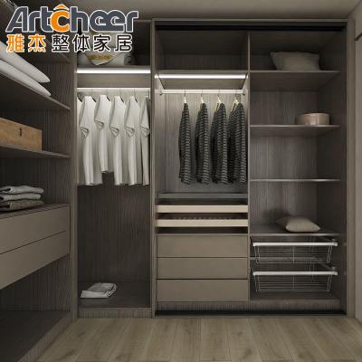 China Modern Stylish Walk In Wardrobe with Customized Size and Eco Friendly Material for sale