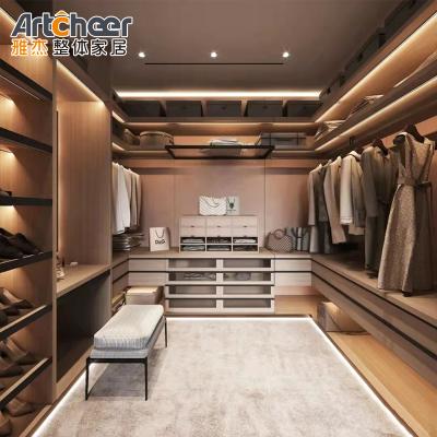 China Customized Size Walk In Wardrobe with Modern Stylish Design and Eco-Friendly Material for sale
