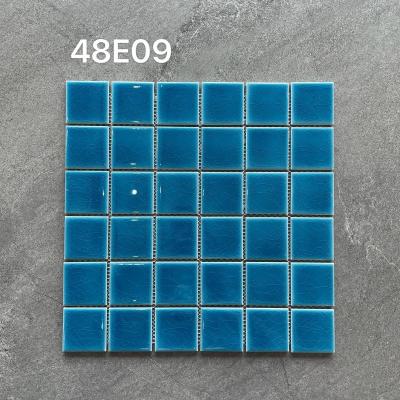 Cina Piastrelle a mosaico in ceramica blu scuro con crepe di ghiaccio singole 48x48/300x300mm per piscina con pesci a puzzle in vendita