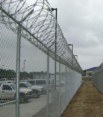 Cina resistenza di Galvanzied Diamond Chain Link Fencing Aging della IMMERSIONE calda di 2-4mm in vendita