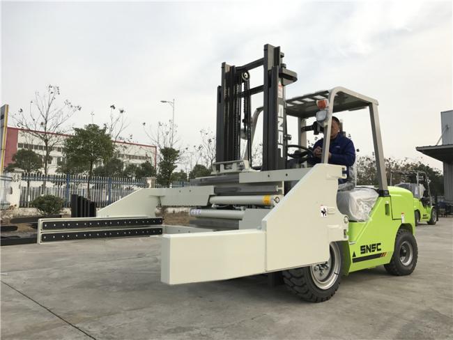 SNSC FD40 Diesel Forklift with block clamp attachment in operation