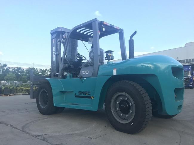 10 Ton Diesel Forklift - Front View