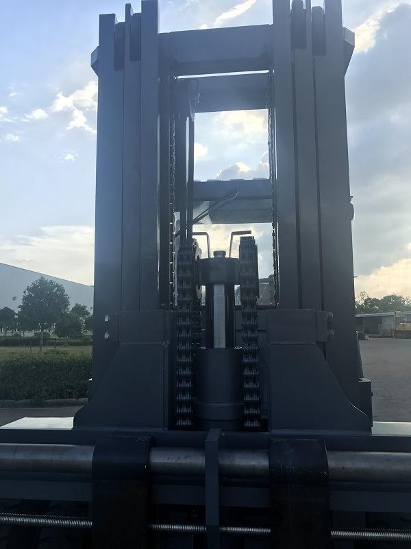 10 Ton Diesel Forklift - Side View
