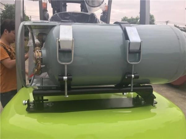 SNSC FL35 Forklift side view