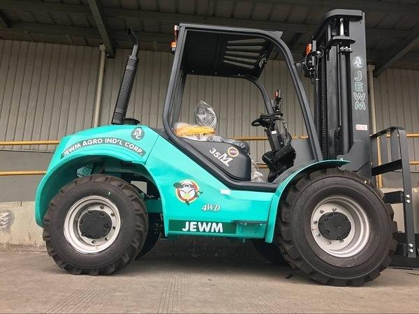3.5ton 4WD rough terrain forklift side view
