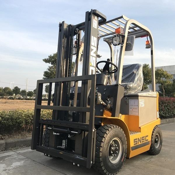 Front view of 1.5t chariot elevateur with mast extended