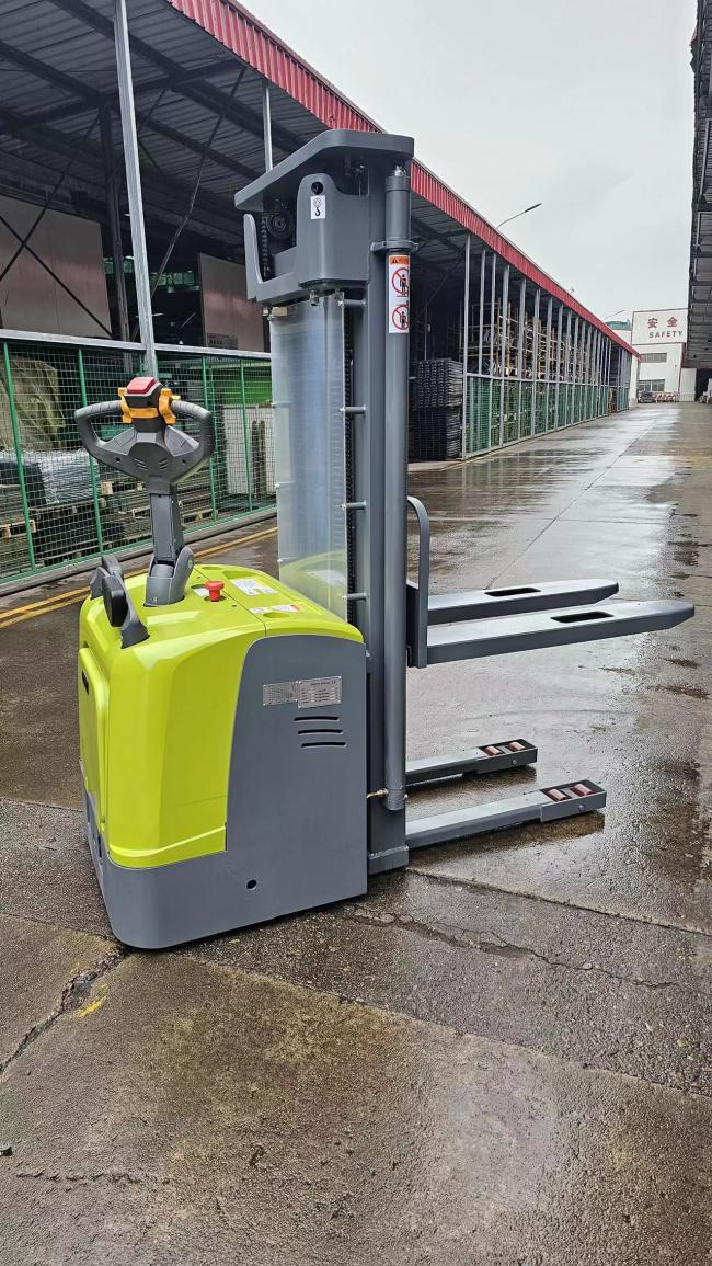 1500kg 2000kg Electric Apilador Stacker front view