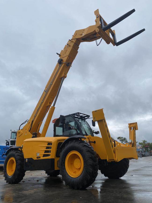 Industrial telehandler with working platform attachment