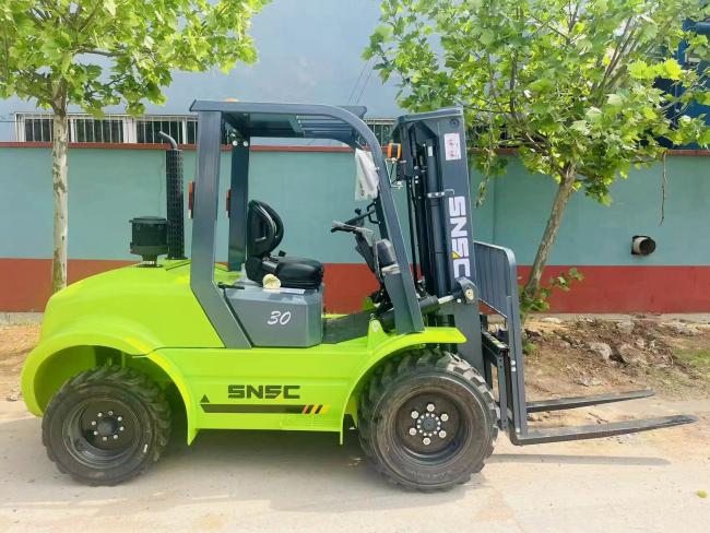 Front perspective of heavy-duty forklift