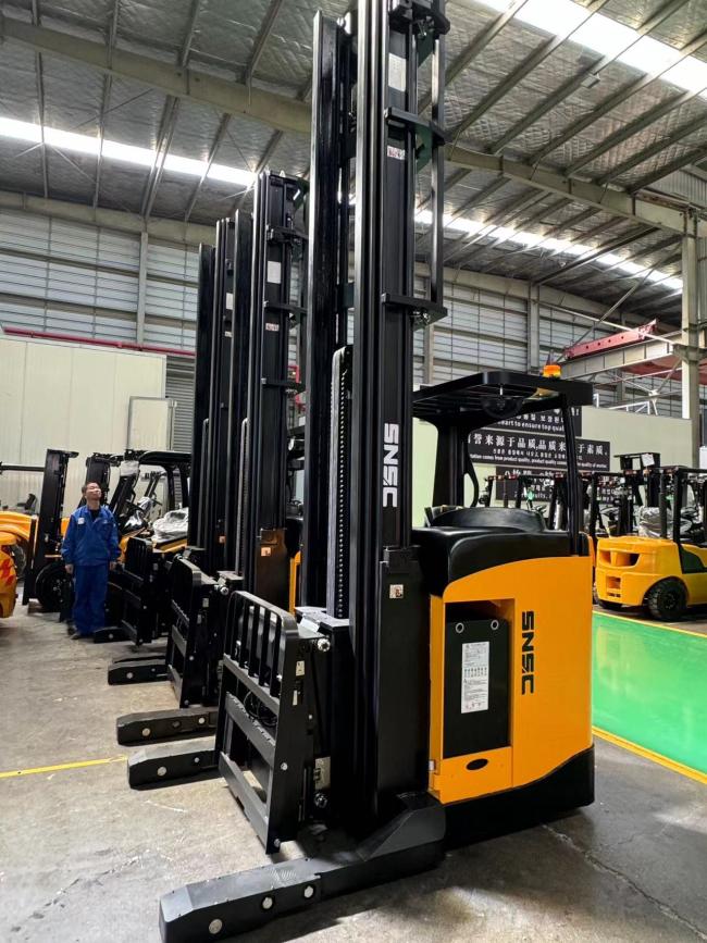 Side view of scissor reach truck showing mechanism