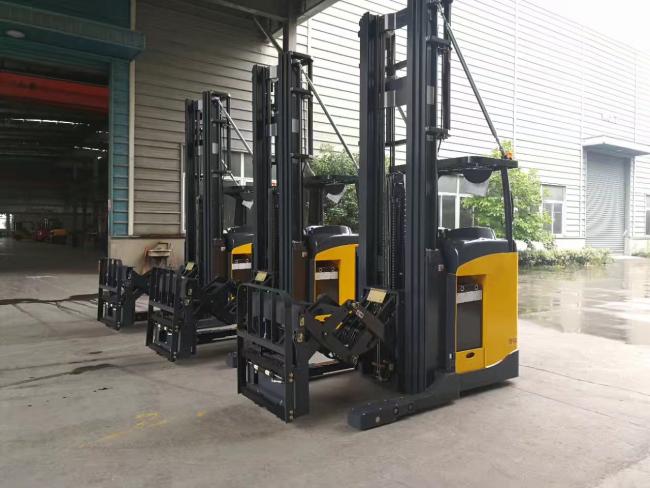 Operator platform of stand-on reach truck