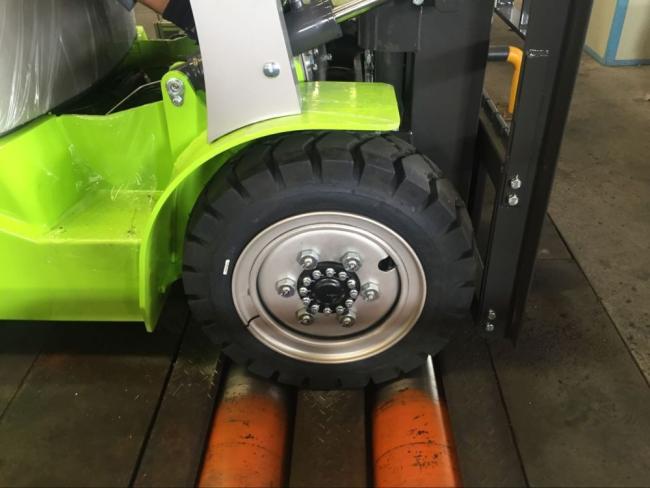 Wheel hug test for forklift quality control