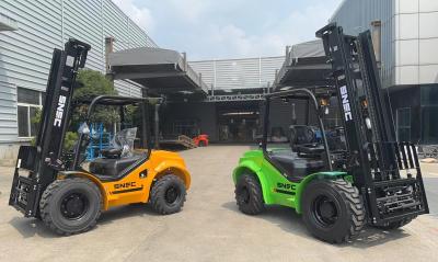 Cina 3000 kg-5000 kg 4wd carrelli elevatori per terreni accidentati in vendita