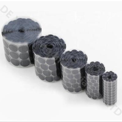 China 16MM rückseitig klebender Haken und Schleifen-Band, runde Flausch-Befestiger auf einer Rolle zu verkaufen