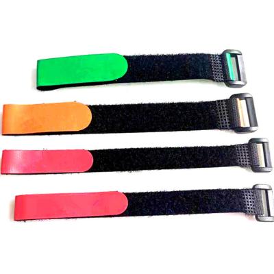 Cina cinghie del cavo del Velcro di 25mm, forti cinghie nere del Velcro con progettazione dell'OEM del bottone dei semi in vendita