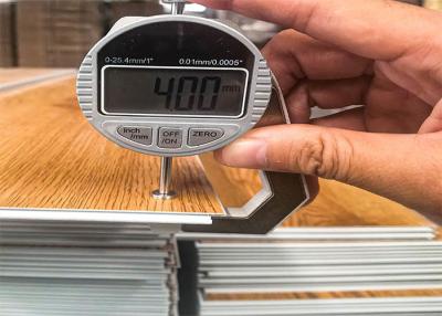 Cina Rivestimento UV doppio di slittamento dell'interno a prova d'umidità della pavimentazione 5mm di Spc anti in vendita