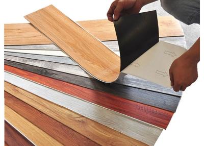 Cina Vinile ricoprente UV di LVT che pavimenta la pavimentazione autoadesiva del vinile di 152*914mm in vendita