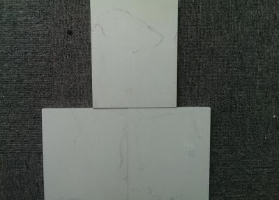 中国 白い水晶タイルのカウンタートップ、2.3 - 2.5g/Cm3密度の水晶合成物Worktops 販売のため