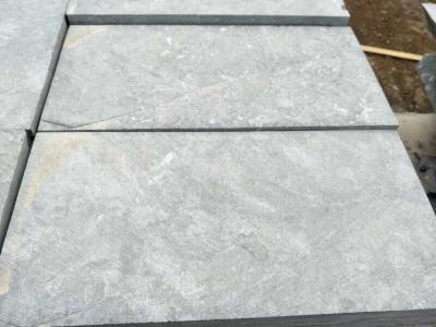 Cina Mattonelle e lastra blu non lucidate durevoli del calcare delle pietre per cimasa della piscina in vendita