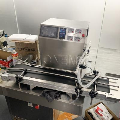 Cina Piccole macchine per riempimento liquido a 4 teste elettriche con nastro trasportatore in vendita